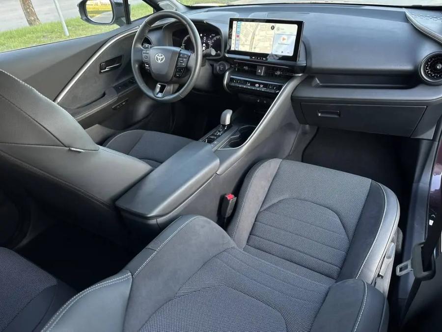 Brown Toyota C-HR 2024 in Riga, with an engine capacity of 1.80 L and mileage of 15 thousand km for 32100 €, photo 19 on AUTOMOTO.COM.LV
