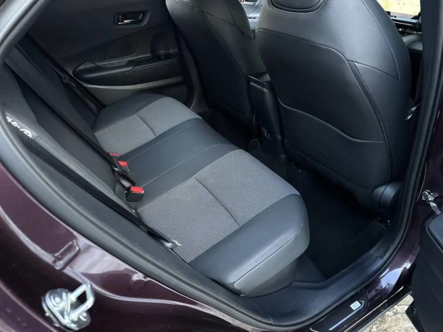 Brown Toyota C-HR 2024 in Riga, with an engine capacity of 1.80 L and mileage of 15 thousand km for 32100 €, photo 26 on AUTOMOTO.COM.LV