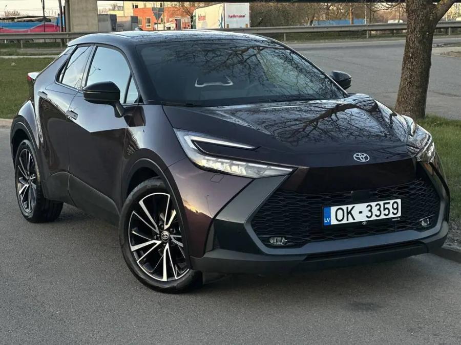 Brown Toyota C-HR 2024 in Riga, with an engine capacity of 1.80 L and mileage of 15 thousand km for 32100 €, photo 29 on AUTOMOTO.COM.LV