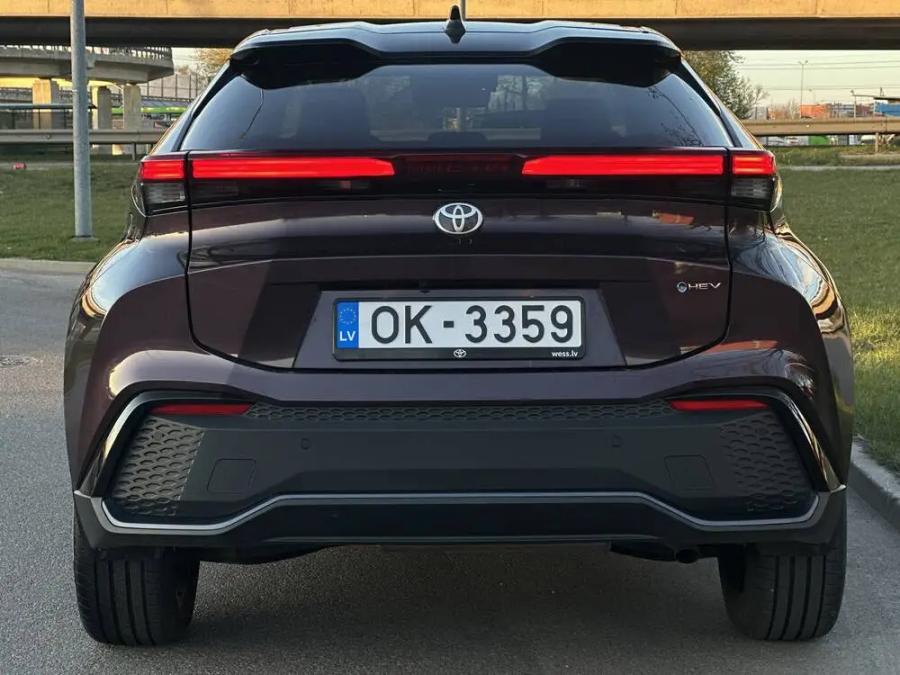 Brown Toyota C-HR 2024 in Riga, with an engine capacity of 1.80 L and mileage of 15 thousand km for 32100 €, photo 32 on AUTOMOTO.COM.LV