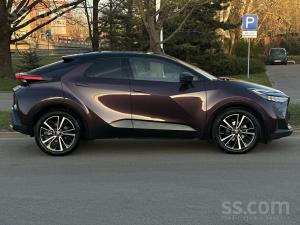 Brūns Toyota C-HR 2024 Rīga, ar dzinēja tilpumu 1.80 L un nobraukumu 15 tūkst. km par 31700 €, foto 3 vietnē AUTOMOTO.COM.LV