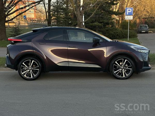 Brown Toyota C-HR 2024 in Riga, with an engine capacity of 1.80 L and mileage of 15 thousand km for 31700 €, photo 3 on AUTOMOTO.COM.LV