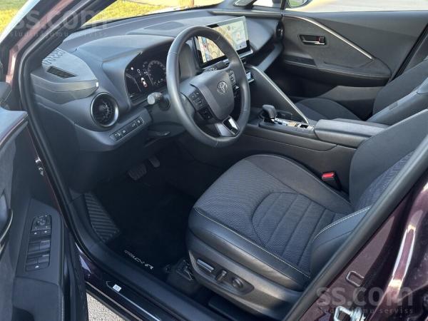 Brown Toyota C-HR 2024 in Riga, with an engine capacity of 1.80 L and mileage of 15 thousand km for 31700 €, photo 9 on AUTOMOTO.COM.LV