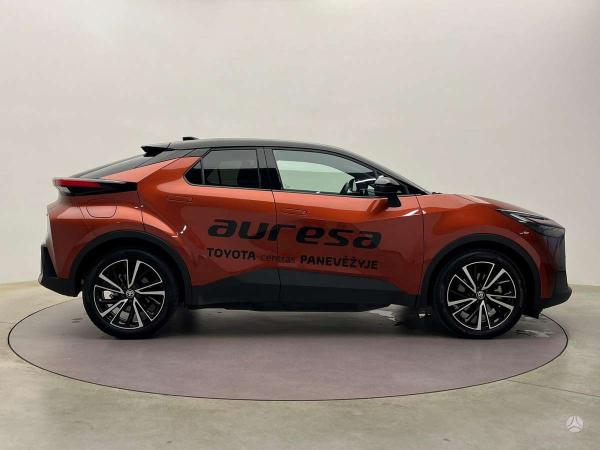 Brūns Toyota C-HR 2025 Panevēža, ar dzinēja tilpumu 1.99 L un nobraukumu 10 tūkst. km par 40990 €, foto 4 vietnē AUTOMOTO.COM.LV