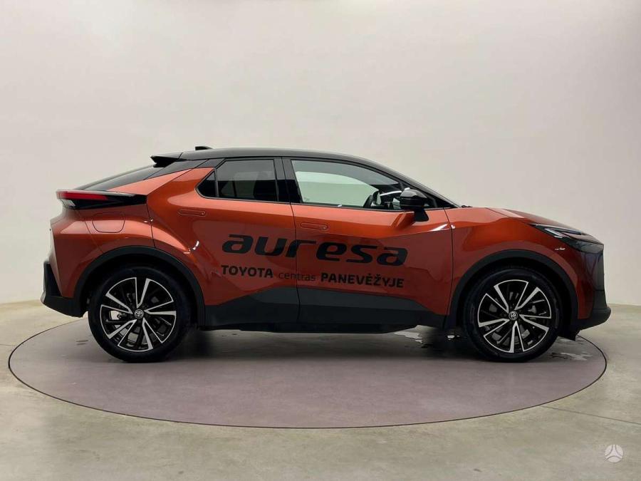 Brown Toyota C-HR 2025 in Panevezys, with an engine capacity of 1.99 L and mileage of 10 thousand km for 40990 €, photo 5 on AUTOMOTO.COM.LV