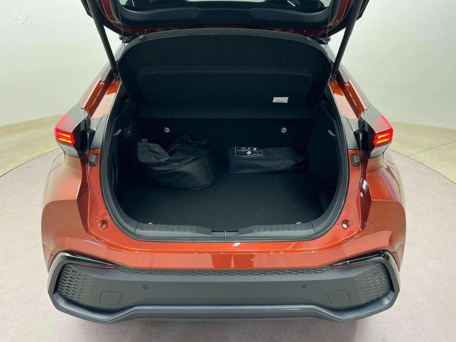 Brown Toyota C-HR 2025 in Panevezys, with an engine capacity of 1.99 L and mileage of 10 thousand km for 40990 €, photo 16 on AUTOMOTO.COM.LV