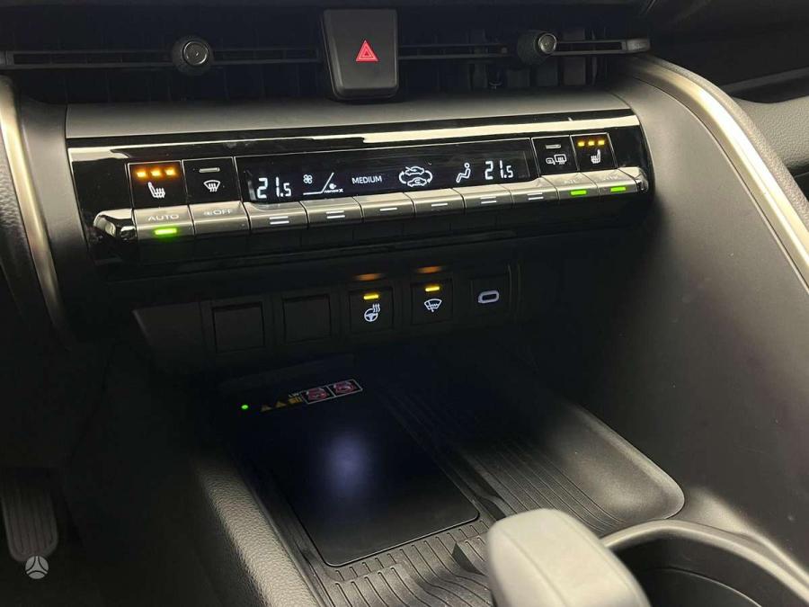 Brown Toyota C-HR 2025 in Panevezys, with an engine capacity of 1.99 L and mileage of 10 thousand km for 40990 €, photo 39 on AUTOMOTO.COM.LV