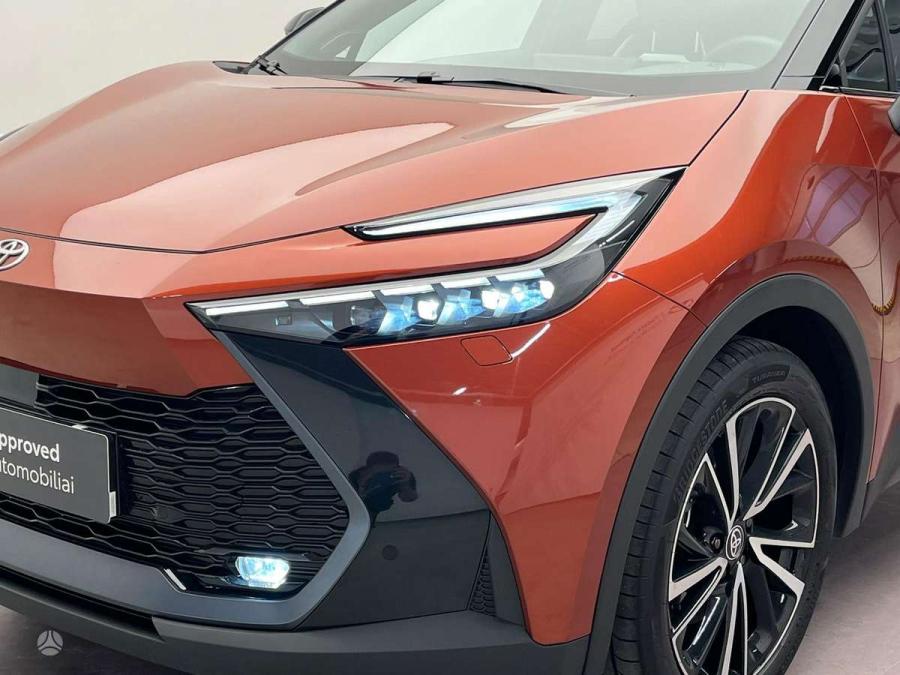 Brown Toyota C-HR 2025 in Panevezys, with an engine capacity of 1.99 L and mileage of 10 thousand km for 40990 €, photo 44 on AUTOMOTO.COM.LV
