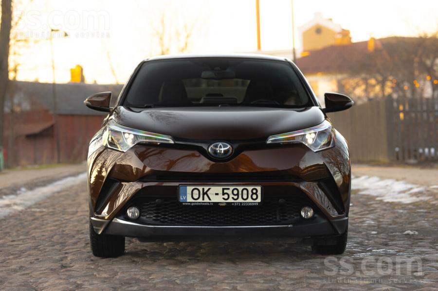 Brūns Toyota C-HR 2017 Jelgava, ar dzinēja tilpumu 1.80 L un nobraukumu 220 tūkst. km par 15000 €, foto 3 vietnē AUTOMOTO.COM.LV