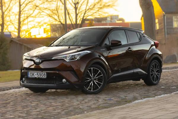 Brūns Toyota C-HR 2017 Jelgava, ar dzinēja tilpumu 1.80 L un nobraukumu 220 tūkst. km par 15900 €, foto 1 vietnē AUTOMOTO.COM.LV