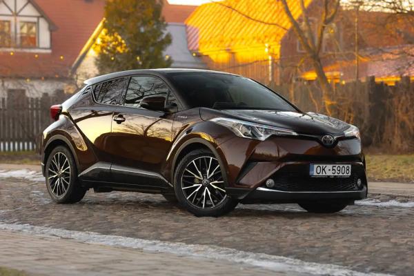 Brūns Toyota C-HR 2017 Jelgava, ar dzinēja tilpumu 1.80 L un nobraukumu 220 tūkst. km par 15900 €, foto 2 vietnē AUTOMOTO.COM.LV