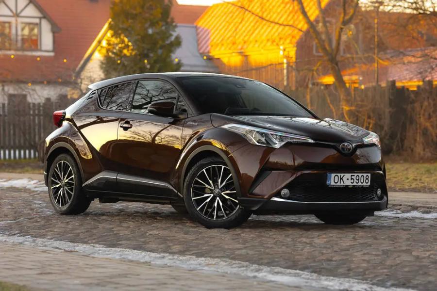 Brūns Toyota C-HR 2017 Jelgava, ar dzinēja tilpumu 1.80 L un nobraukumu 220 tūkst. km par 15900 €, foto 3 vietnē AUTOMOTO.COM.LV