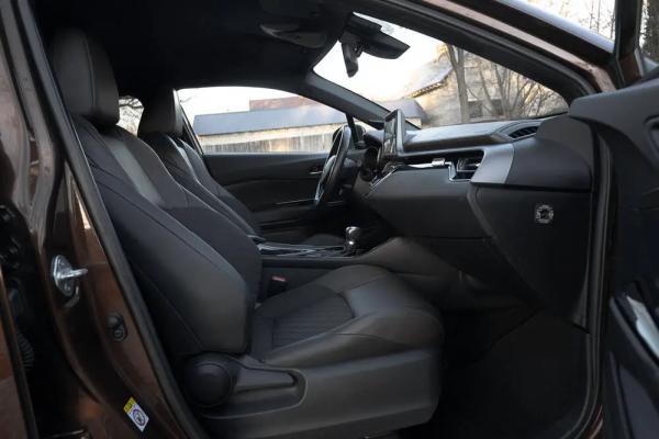 Brūns Toyota C-HR 2017 Jelgava, ar dzinēja tilpumu 1.80 L un nobraukumu 220 tūkst. km par 15900 €, foto 8 vietnē AUTOMOTO.COM.LV