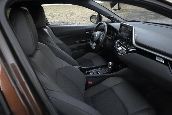 Brūns Toyota C-HR 2017 Jelgava, ar dzinēja tilpumu 1.80 L un nobraukumu 220 tūkst. km par 15900 €, foto 9 vietnē AUTOMOTO.COM.LV
