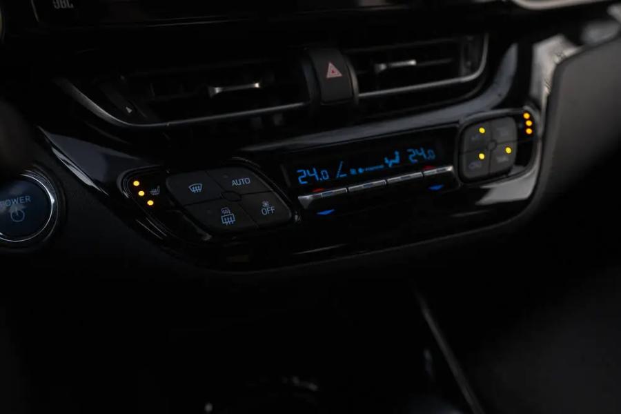 Brūns Toyota C-HR 2017 Jelgava, ar dzinēja tilpumu 1.80 L un nobraukumu 220 tūkst. km par 15900 €, foto 20 vietnē AUTOMOTO.COM.LV