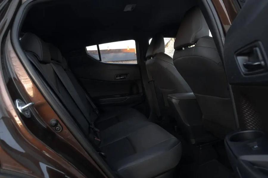 Brūns Toyota C-HR 2017 Jelgava, ar dzinēja tilpumu 1.80 L un nobraukumu 220 tūkst. km par 15900 €, foto 23 vietnē AUTOMOTO.COM.LV