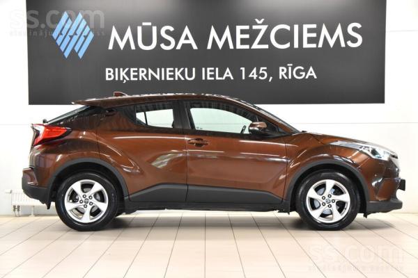 Brown Toyota C-HR 2017 in Riga, with an engine capacity of 1.20 L and mileage of 112 thousand km for 14990 €, photo 4 on AUTOMOTO.COM.LV