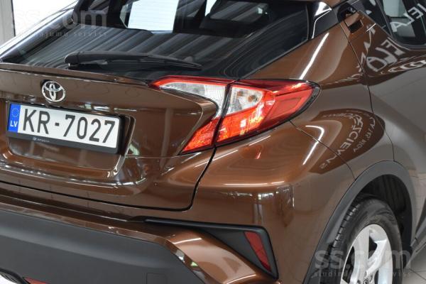 Brown Toyota C-HR 2017 in Riga, with an engine capacity of 1.20 L and mileage of 112 thousand km for 14990 €, photo 9 on AUTOMOTO.COM.LV