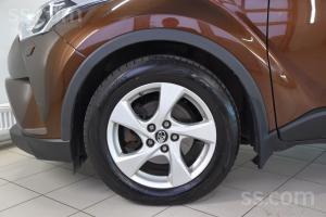 Brūns Toyota C-HR 2017 Rīga, ar dzinēja tilpumu 1.20 L un nobraukumu 112 tūkst. km par 14990 €, foto 12 vietnē AUTOMOTO.COM.LV