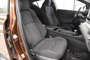 Brūns Toyota C-HR 2017 Rīga, ar dzinēja tilpumu 1.20 L un nobraukumu 112 tūkst. km par 14990 €, foto 17 vietnē AUTOMOTO.COM.LV