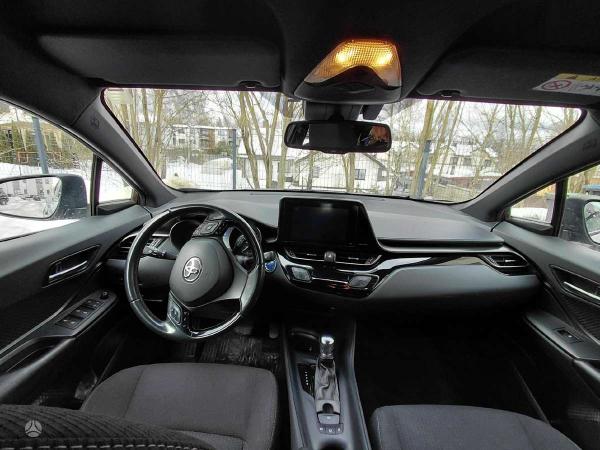 Brūns Toyota C-HR 2018 Viļņa, ar dzinēja tilpumu 1.80 L un nobraukumu 100 tūkst. km par 17350 €, foto 8 vietnē AUTOMOTO.COM.LV