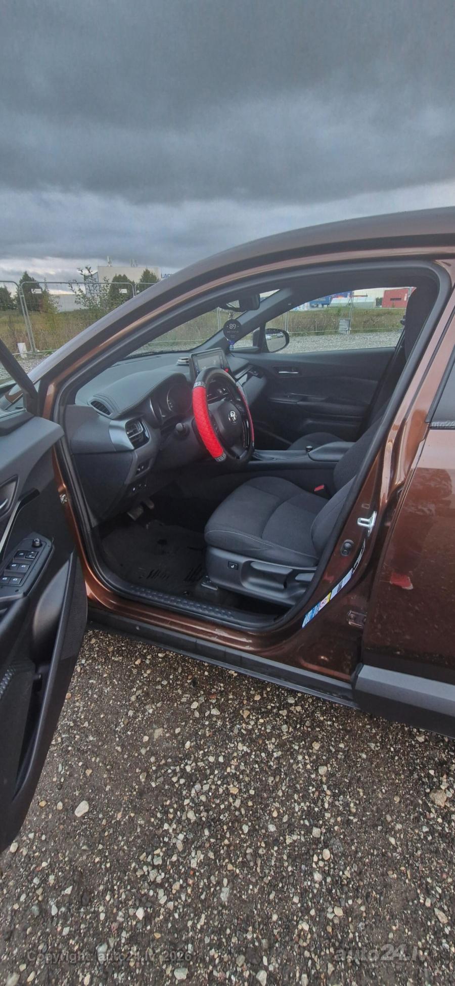 Brown Toyota C-HR 2018 in Tallinn, with an engine capacity of 1.80 L and mileage of 176 thousand km for 14500 €, photo 4 on AUTOMOTO.COM.LV