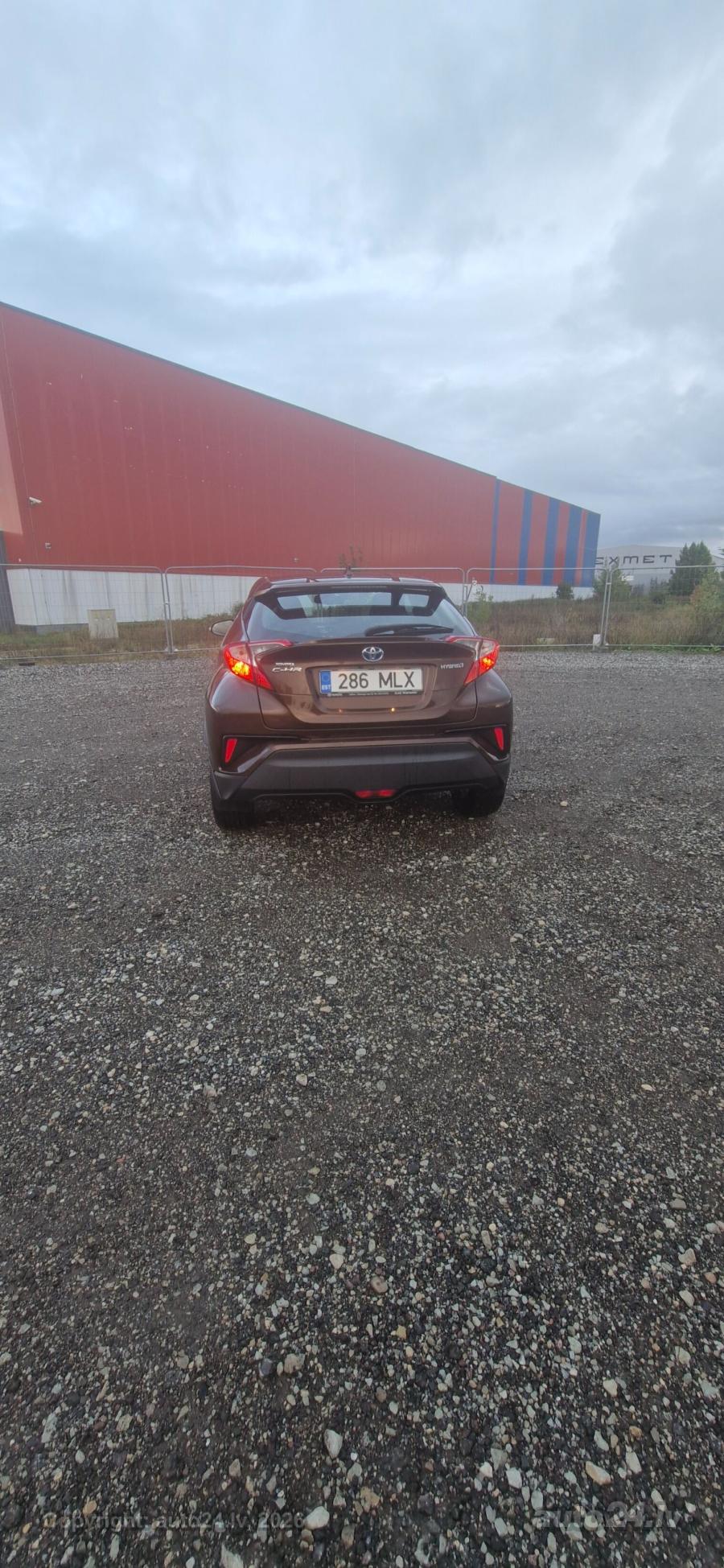 Brown Toyota C-HR 2018 in Tallinn, with an engine capacity of 1.80 L and mileage of 176 thousand km for 14500 €, photo 5 on AUTOMOTO.COM.LV
