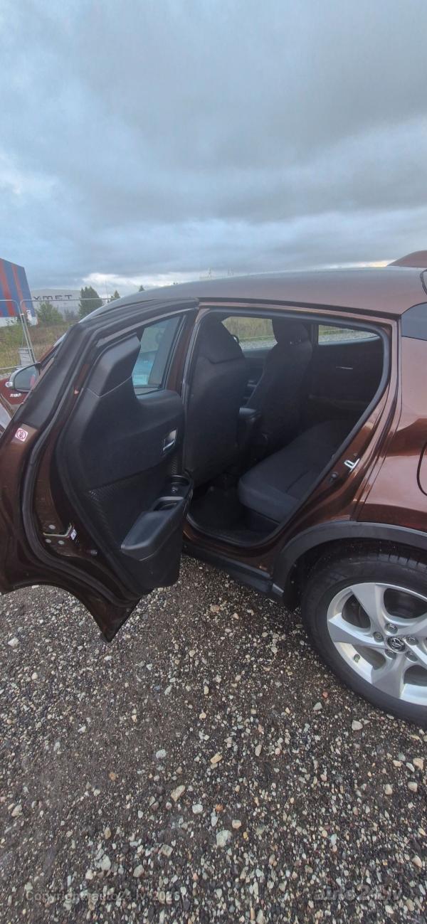 Toyota C-HR 2018 in Tallinn on AUTOMOTO.COM.LV Brown Toyota C-HR 2018 in Tallinn, with an engine capacity of 1.80 L and mileage of 176 thousand km for 14500 €, photo 6 on AUTOMOTO.COM.LV