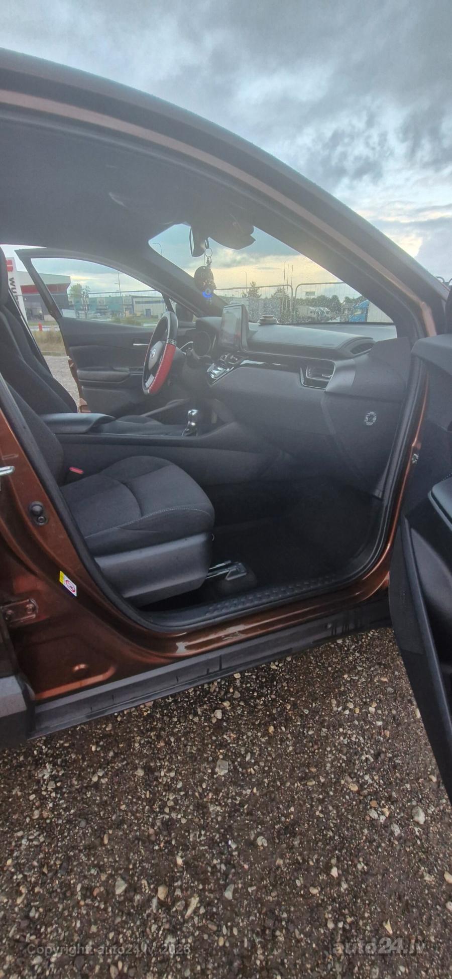 Brown Toyota C-HR 2018 in Tallinn, with an engine capacity of 1.80 L and mileage of 176 thousand km for 14500 €, photo 9 on AUTOMOTO.COM.LV