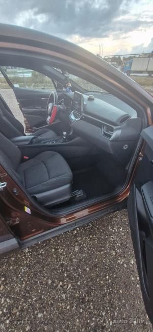 Brown Toyota C-HR 2018 in Tallinn, with an engine capacity of 1.80 L and mileage of 176 thousand km for 14500 €, photo 10 on AUTOMOTO.COM.LV