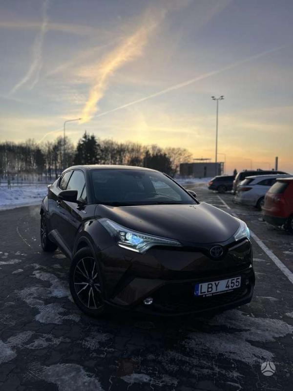 Brūns Toyota C-HR 2019 Kauņa, ar dzinēja tilpumu 1.80 L un nobraukumu 92 tūkst. km par 18300 €, foto 2 vietnē AUTOMOTO.COM.LV