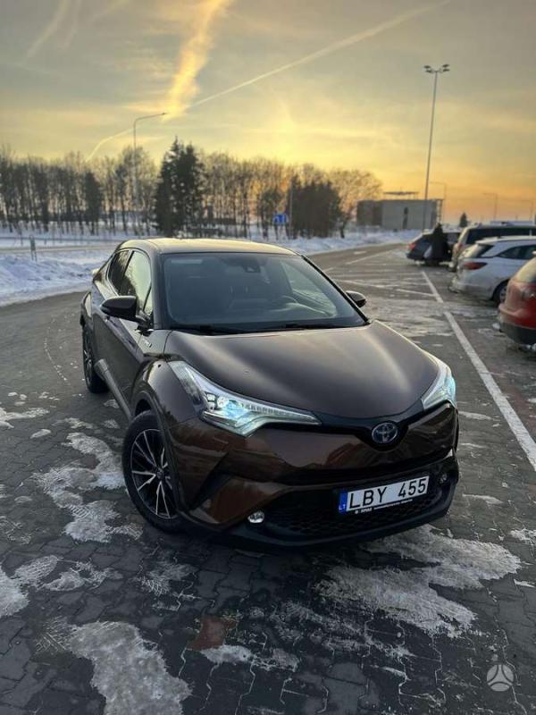 Brūns Toyota C-HR 2019 Kauņa, ar dzinēja tilpumu 1.80 L un nobraukumu 92 tūkst. km par 18300 €, foto 3 vietnē AUTOMOTO.COM.LV