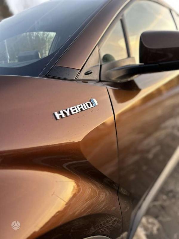 Brūns Toyota C-HR 2019 Kauņa, ar dzinēja tilpumu 1.80 L un nobraukumu 92 tūkst. km par 18300 €, foto 8 vietnē AUTOMOTO.COM.LV