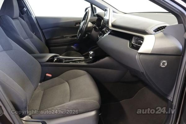 Brown Toyota C-HR 2019 in Tallinn, with an engine capacity of 1.80 L and mileage of 135 thousand km for 15990 €, photo 6 on AUTOMOTO.COM.LV