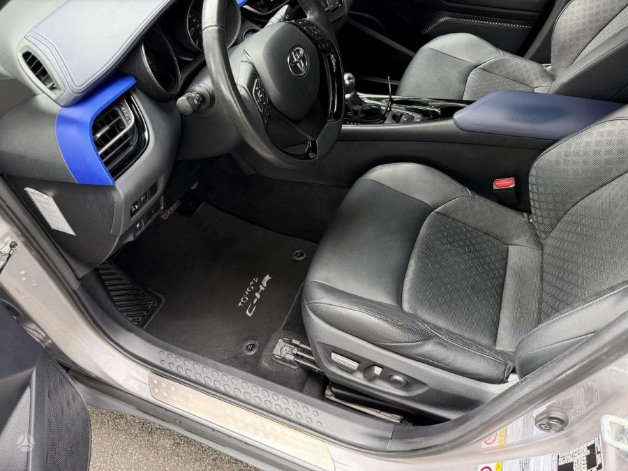 Brown Toyota C-HR 2020 in Siauliai, with an engine capacity of 2.00 L and mileage of 170 thousand km for 19200 €, photo 9 on AUTOMOTO.COM.LV