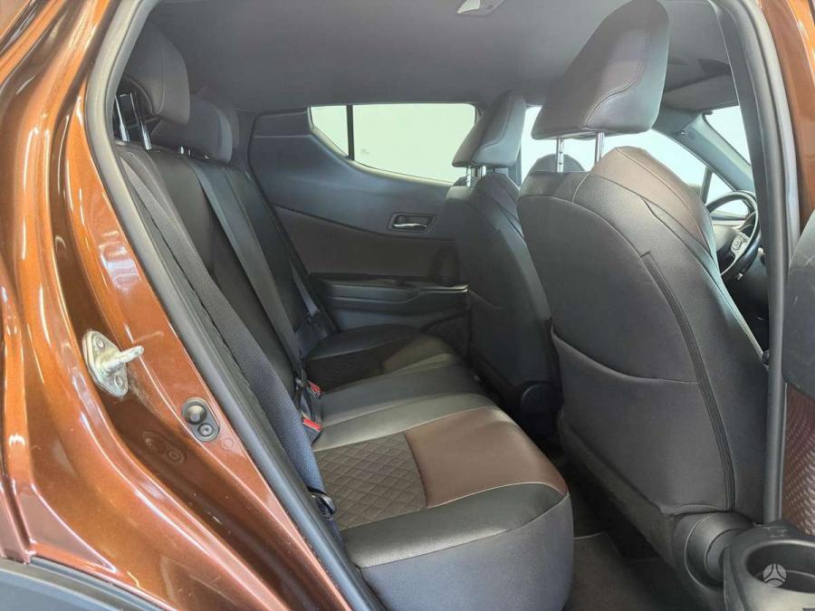 Brown Toyota C-HR 2016 in Kaunas, with an engine capacity of 1.20 L and mileage of 140 thousand km for 15900 €, photo 8 on AUTOMOTO.COM.LV