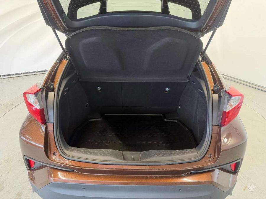 Brown Toyota C-HR 2016 in Kaunas, with an engine capacity of 1.20 L and mileage of 140 thousand km for 15900 €, photo 11 on AUTOMOTO.COM.LV