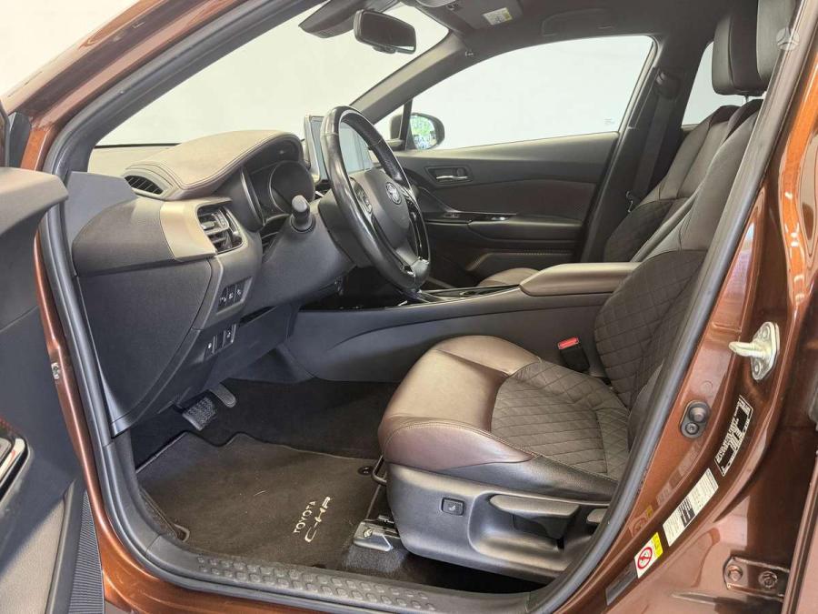 Brown Toyota C-HR 2016 in Kaunas, with an engine capacity of 1.20 L and mileage of 140 thousand km for 15900 €, photo 12 on AUTOMOTO.COM.LV