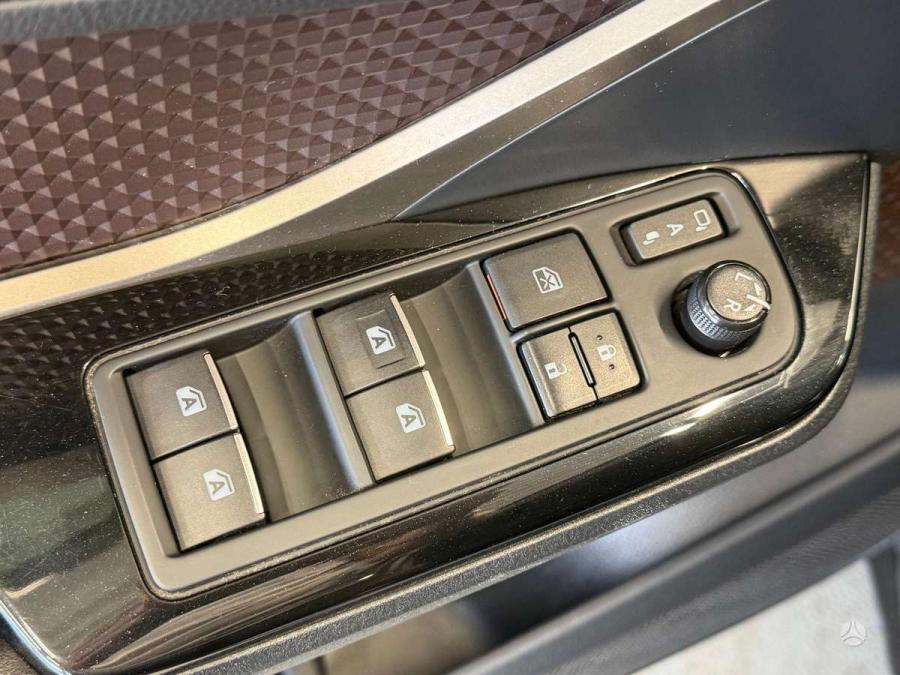 Brown Toyota C-HR 2016 in Kaunas, with an engine capacity of 1.20 L and mileage of 140 thousand km for 15900 €, photo 24 on AUTOMOTO.COM.LV