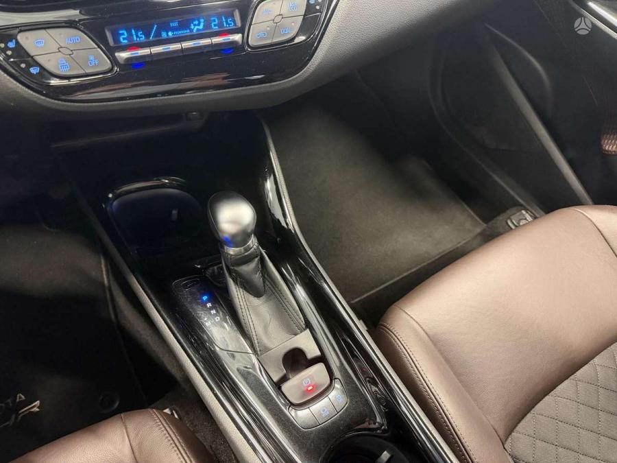 Brown Toyota C-HR 2016 in Kaunas, with an engine capacity of 1.20 L and mileage of 140 thousand km for 15900 €, photo 30 on AUTOMOTO.COM.LV