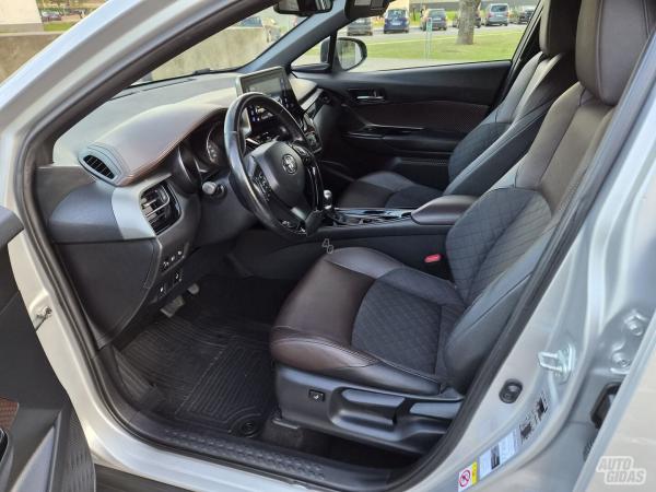 Toyota C-HR 2016 in Ukmerge, with an engine capacity of 1.80 L and mileage of 229 thousand km for 12700 €, photo 10 on AUTOMOTO.COM.LV