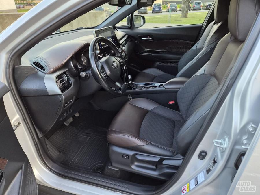 Toyota C-HR 2016 in Ukmerge, with an engine capacity of 1.80 L and mileage of 229 thousand km for 12700 €, photo 11 on AUTOMOTO.COM.LV