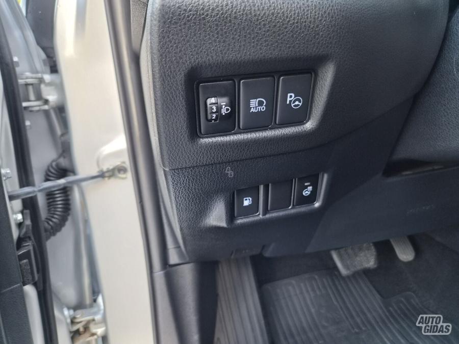 Toyota C-HR 2016 in Ukmerge, with an engine capacity of 1.80 L and mileage of 229 thousand km for 12700 €, photo 13 on AUTOMOTO.COM.LV