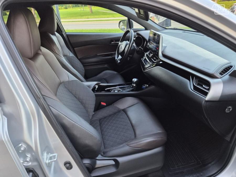 Toyota C-HR 2016 in Ukmerge, with an engine capacity of 1.80 L and mileage of 229 thousand km for 12700 €, photo 15 on AUTOMOTO.COM.LV