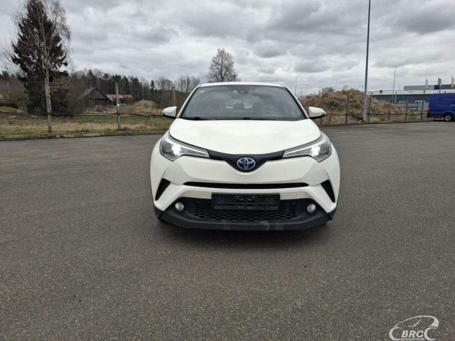 Toyota C-HR 2017 in Vilnius, with an engine capacity of 1.80 L and mileage of 141 thousand km for 16000 €, photo 1 on AUTOMOTO.COM.LV