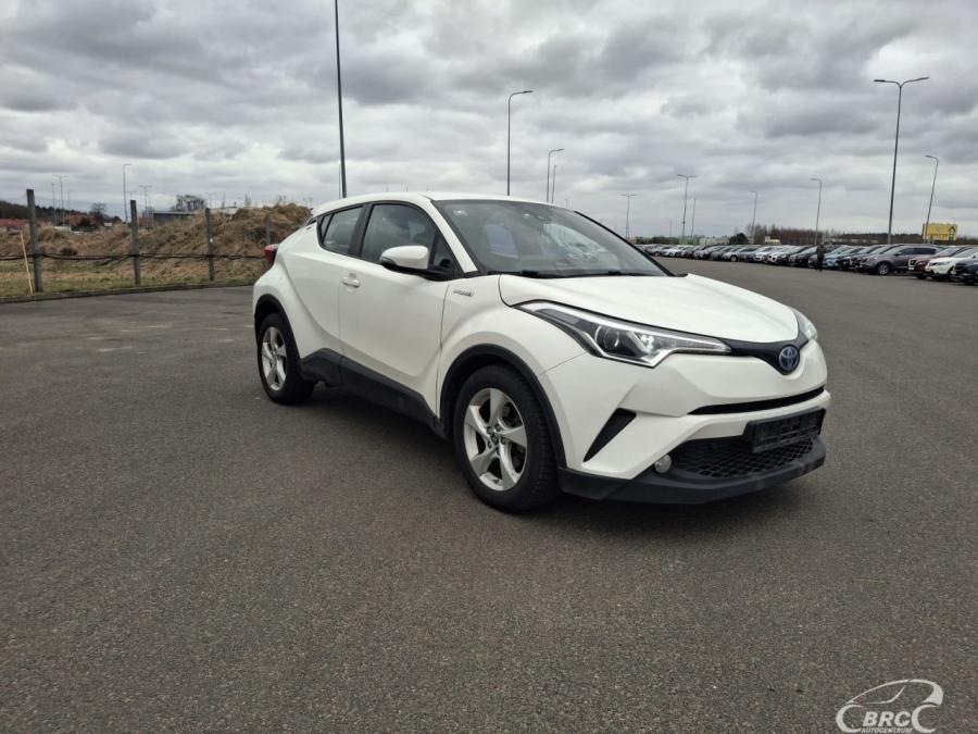 Toyota C-HR 2017 in Vilnius, with an engine capacity of 1.80 L and mileage of 141 thousand km for 16000 €, photo 3 on AUTOMOTO.COM.LV