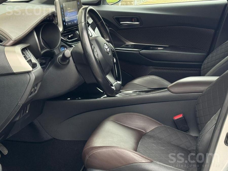 Toyota C-HR 2017 in Jelgava, with an engine capacity of 1.80 L and mileage of 168 thousand km for 16200 €, photo 9 on AUTOMOTO.COM.LV