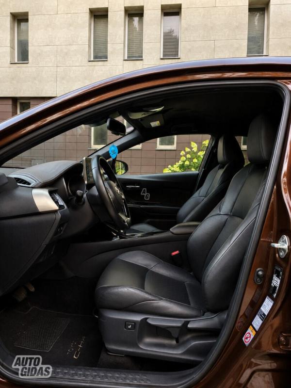 Toyota C-HR 2017 in Vilnius, with an engine capacity of 1.80 L and mileage of 156 thousand km for 15850 €, photo 8 on AUTOMOTO.COM.LV