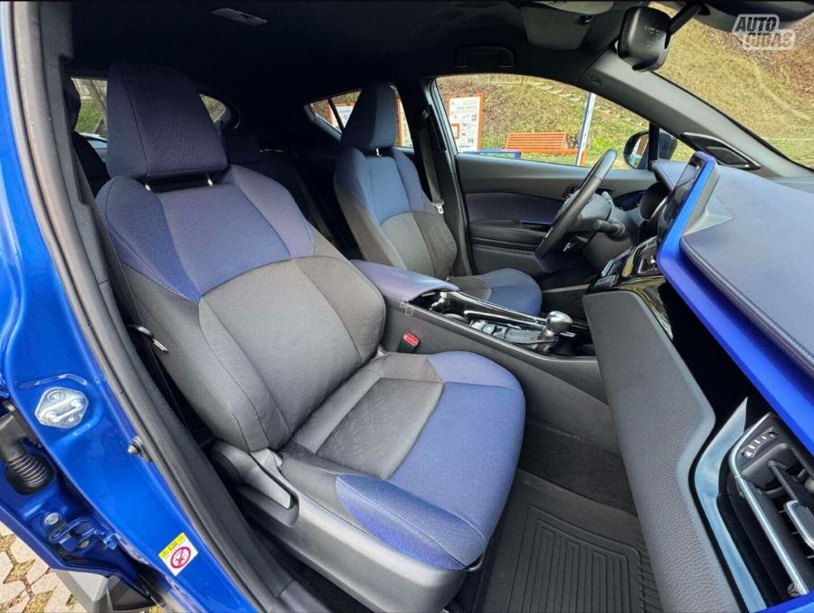 Toyota C-HR 2017 in Kaunas, with an engine capacity of 1.80 L and mileage of 242 thousand km for 14950 €, photo 5 on AUTOMOTO.COM.LV