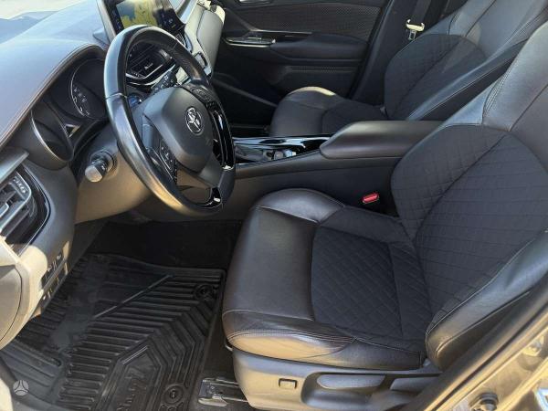 Toyota C-HR 2018 in Vilnius, with an engine capacity of 1.80 L and mileage of 106 thousand km for 17999 €, photo 10 on AUTOMOTO.COM.LV